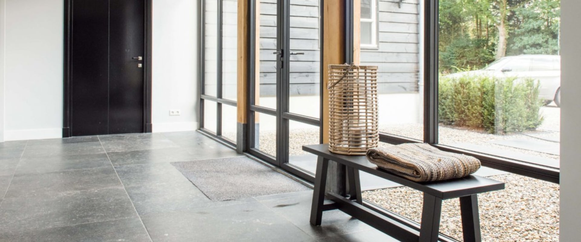 Van welk metaal zijn buitendeuren gemaakt?